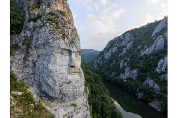 স্ট্যাচু অব ডেসিবালুস ইউরোপের উচ্চতম পাথুরে ভাস্কর্য